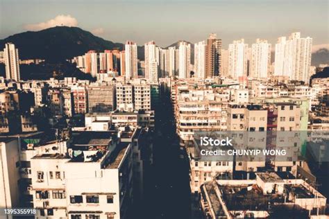 도시 경관 배경에있는 홍콩 아파트의 조감도 샴 슈이 포 지구 아시아의 스마트 시티의 주거 지역 삼서이보 구에 대한 스톡 사진 및