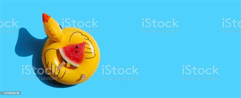 파란색 배경에 노란색 오리의 풍선에 수박 슬라이스 아이스캔디 여름 배경 개념 고무에 대한 스톡 사진 및 기타 이미지 고무 공기 주입 디자인 Istock