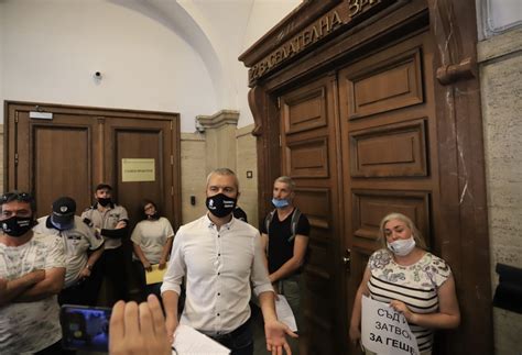 Граждани блокираха Съдебната палата в столицата