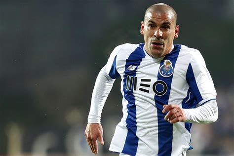 Maxi Pereira Desmente Saída Do Fc Porto E Mensagem Ao Benfica Vídeo