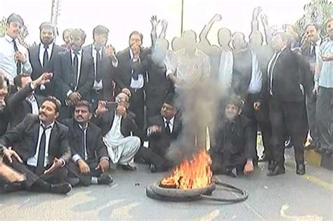 Lawyers Stage Protest Across Punjab For New LHC Regional Benches Pakistan Dunya News
