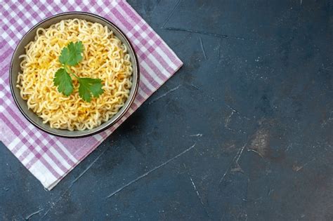 Vista Superior De Fideos Ramen Asiáticos En Un Tazón Sobre Mantel A