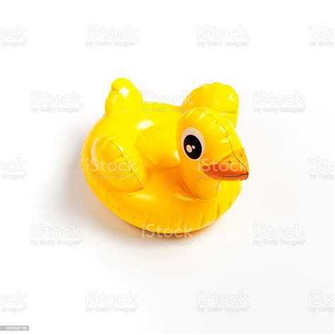 창조적 인 여름 해변 개념 풍선 미니 옐로우 치킨 또는 흰색 배경에 새끼 오리 수영장 플로트 파티 플랫 레이 복사 공간 트렌드 수영을위한 풍선 어린이 장난감 디자인을위한