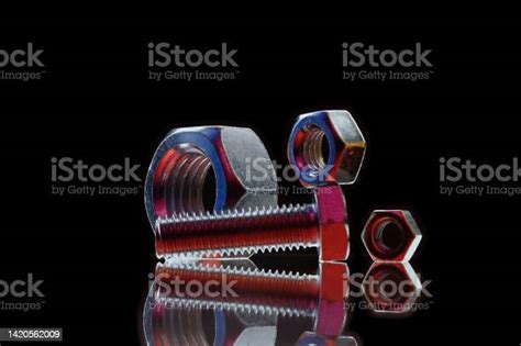 黒い背景に異なるサイズのボルトとナットの構成 ねじのストックフォトや画像を多数ご用意 ねじ カラー画像 クロム Istock