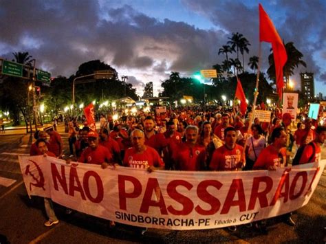 G Manifestantes vão às ruas no Recife contra o impeachment de Dilma notícias em Pernambuco