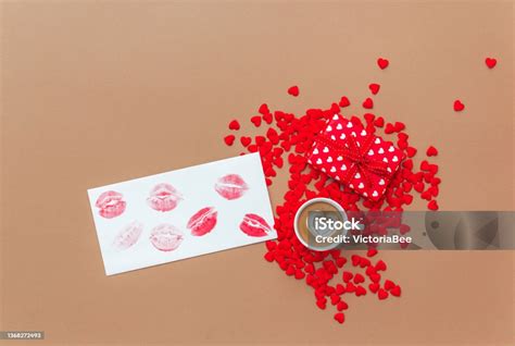 콘크리트 회색 배경에 텍스트를위한 여유 공간이있는 선물과 마음으로 배경 발렌타인 데이 컨셉 어머니의 날 개념 인사말 카드 공간을