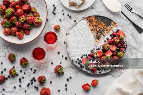 대리석 표면에 신선한 딸기와 맛 있는 수 제 케이크의 상위 뷰 0명에 대한 스톡 사진 및 기타 이미지 0명 갈색 마실 것