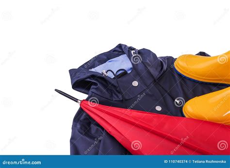 Regenjas En Paraplu En Rubberlaarzen Op Een Witte Achtergrond Stock
