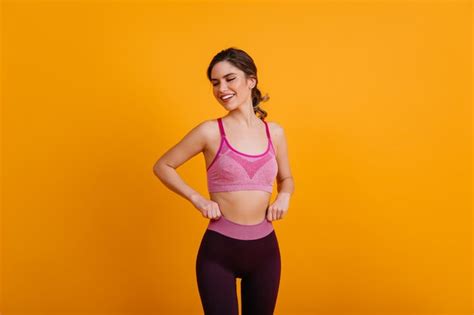 Femme Galbée Faisant Du Fitness Photo Gratuite