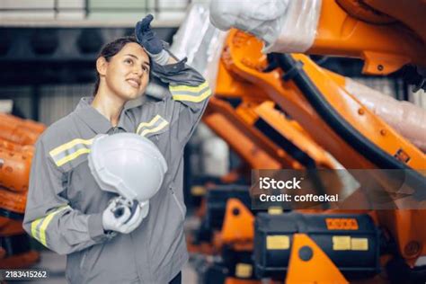 피곤하고 지친 엔지니어 여성이 현대 로봇 공장에서 열심히 일하고 있습니다 로봇 팔 조립 공장의 인도 여성 직원 직원 20 24세에 대한 스톡 사진 및 기타 이미지 Istock