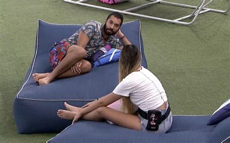No BBB Sarah alerta Gil sobre o jogo Temos que tomar uma atitude Notícias da TV
