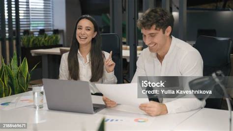 백인 여자와 남자 서류와 노트북으로 함께 일하는 컴퓨터 미소 웃음 행복 재미 작업 서류 작업 사무실에서 웃음 비즈니스 동료 사업가와 사업가 문서 농담 기쁨 2명에 대한 스톡