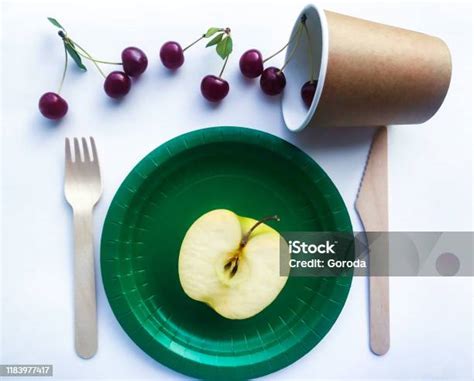 생분해성 식기 체리 베리 나무 숟가락과 포크 사과의 절반과 녹색 종이 접시 공예 컵 흰색 배경에 요리 재활용 및 채식 개념 0명에 대한 스톡 사진 및 기타 이미지 Istock