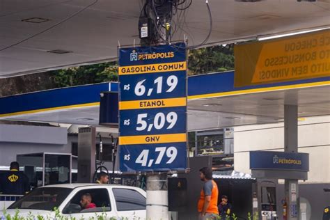Preço médio da gasolina volta a cair nos postos do país diz ANP Notícias R Economia
