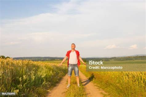 행복 한 농부 노란색 밀 식물의 풍부한 그의 분야에 걸쳐 비포장도로에 서 서 40 44세에 대한 스톡 사진 및 기타 이미지 40 44세 계절 곡초류 Istock
