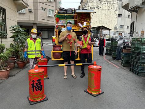 臺中市政府全球資訊網 市政新聞 中市環保局資源回收再利用 布置創意垃圾車向民拜年