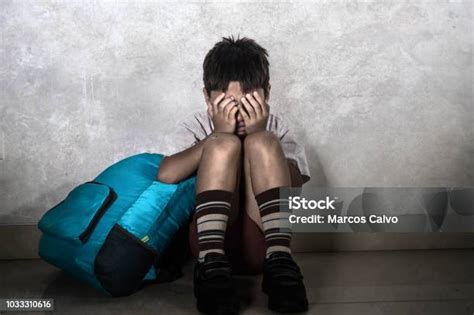 젊은 슬 프 고 무서 워 스페인 710 세에에서 아이 학교 유니폼 앉아 혼자 울고 우울 및 학대 문제 왕 따 당하는 고통을
