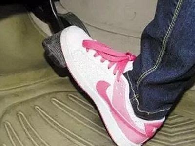 一档换二档离合是慢慢抬 还是迅速抬起 有驾
