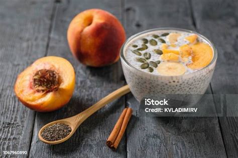 복숭아와 Chia 씨앗 검은 시골풍 테이블에 검은에서 푸딩의 과일 0명에 대한 스톡 사진 및 기타 이미지 0명 건강한