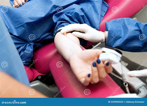 Der Arzt Nimmt Das Blut Aus Der Vene Des Patienten Wenn Er Stockbild