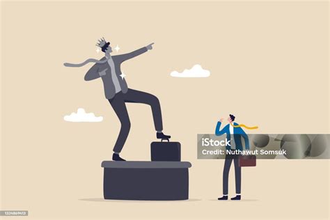 자아 자기 중요 또는 자부심 자신 또는 지나치게 자신감 성공 또는 리더십 역사 개념 자신의 자아를 생각 자신의 성공 동상을보고