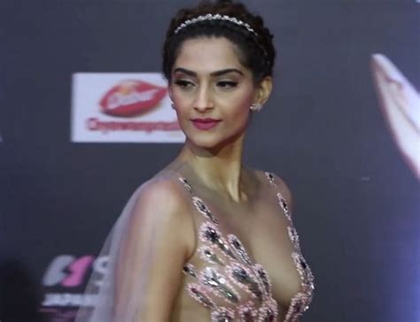05 Sonamkapoorultrahdphotosatstardustawards2016sonamkapoor