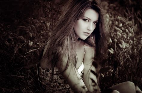 무료 이미지 사람 검정색과 흰색 소녀 화이트 사진술 바람 초상화 어둠 유행 검은 화려한 단색화 레이디 닫기 여자 같은 긴 머리 얼굴 눈