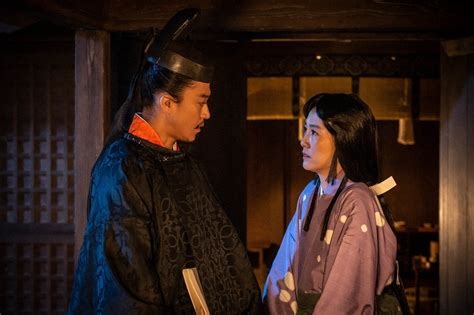 大河ドラマ「鎌倉殿の13人」第45話。北条義時（小栗旬）はのえ（菊地凛子）に「八重も比奈も、もう少しできた女子（おなご）だった」（c）nhk