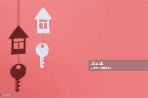 작은 집과 골판지로 만든 열쇠는 밝은 색상의 배경에 그림자를 투사 가정의 방에 대한 스톡 사진 및 기타 이미지 가정의 방