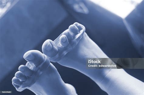 페디큐어와 페인트 또는 파일 발톱을 발가락을 분리 하기 위하여 실리콘 발가락 분리기 젊은 여자 건강한 생활방식에 대한 스톡 사진 및 기타 이미지 Istock