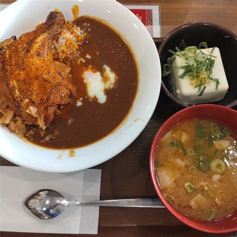 昼ごはんは、すき家で「おんたまタンドリーチキンカレー」に「 とん汁冷や奴セット」🍛😀 スプーンでほぐれるタンドリーチキンはめちゃくちゃ柔らかい