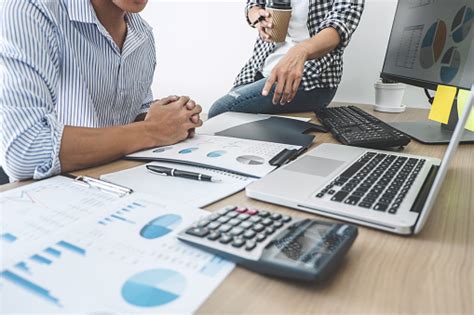 새로운 스타트업 프로젝트 토론 및 분석 데이터 차트 및 그래프 랩톱 컴퓨터 사용 비즈니스 재무 및 회계 개념으로 작업하는 비즈니스 팀 회의 계획에 대한 스톡 사진 및 기타