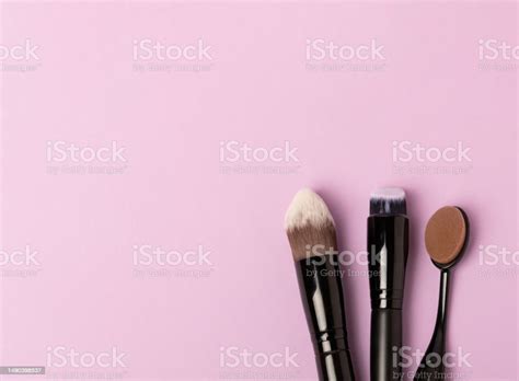 라일락 배경에 메이크업을 위한 화장품 브러쉬 메이크업 화장품 창의적이고 뷰티 패션 컨셉입니다 유행 화장품 메이크업 브러쉬 컬렉션