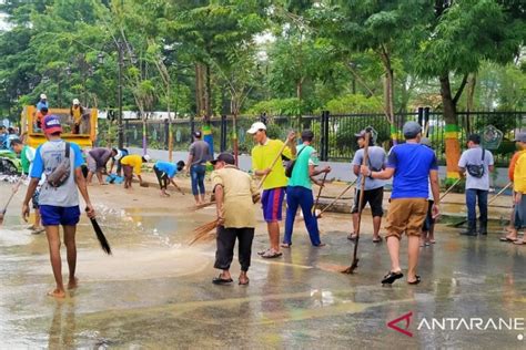 Pemkab Pamekasan Kerahkan ASN Bersihkan Lumpur Banjir ANTARA News