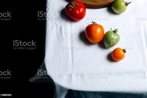 백색 섬유 배경에 서로 다른 색상의 신선한 유기농 토마토 추수 개념입니다 가로 구성입니다 오버 헤드 보기 자연 조명 공간에 복사