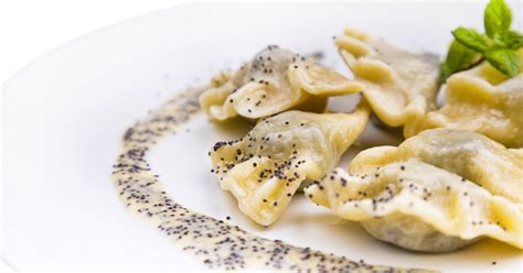 Pierogi z suszonymi śliwkami i sosem makowym Onet Gotowanie