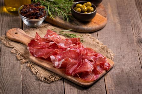 코파 카포콜로 카피콜로 또는 로즈마리와 함께 경화 된 햄의 이탈리아 조각 생 음식 생 햄에 대한 스톡 사진 및 기타 이미지