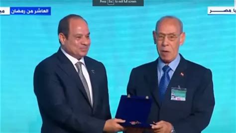 الرئيس السيسي يكرم عددا من العمال خلال الاحتفال بعيدهم