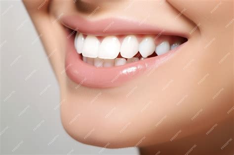 하얀 건강한 치아 여자 초상화 근접 촬영 할리우드 미소 치과 방문 치과 건강 아름다운 미소 치아 미백 프리미엄 사진