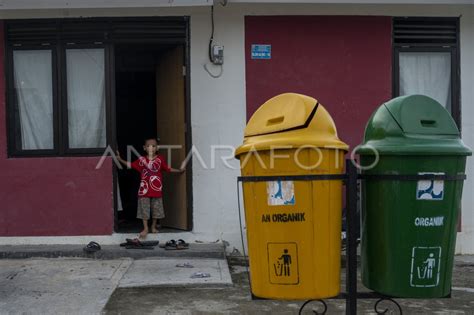 WASTE SORTING FROM HOUSEHOLD ANTARA Foto