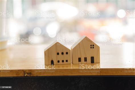 테이블에 작은 목조 주택 디자인 흐리게 배경 부동산 임대 개념 0명에 대한 스톡 사진 및 기타 이미지 0명 부동산 강아지