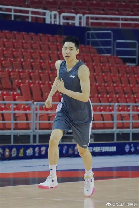 组图广厦男篮训练备战半决赛 赵岩昊表情轻松 搜狐大视野 搜狐新闻