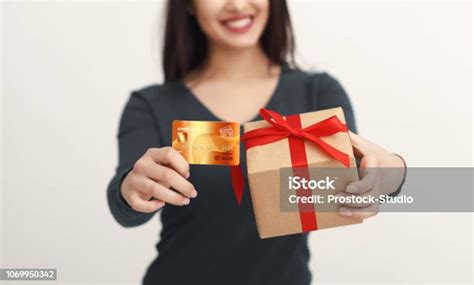 신용 카드와 선물 상자를 들고 아름 다운 여자 개념에 대한 스톡 사진 및 기타 이미지 개념 계절 고객 Istock