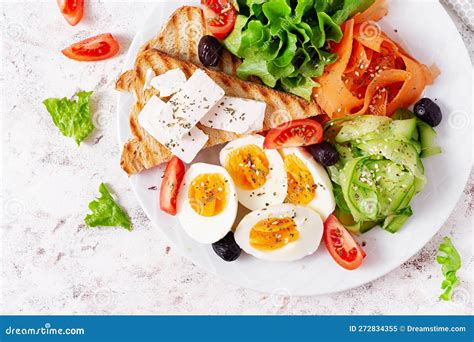Ensalada Con Queso Feta Huevos Pepino Y Zanahoria Alimentos Sanos Y