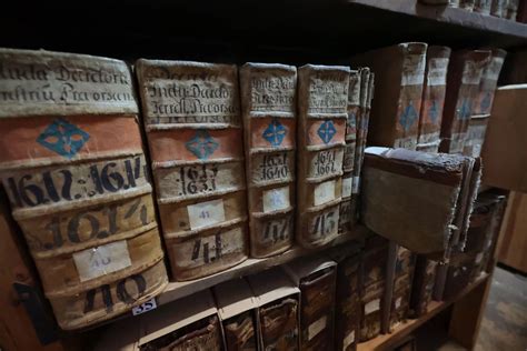 Грамоти яким сотні років Золота книга Львова та безпека як працює