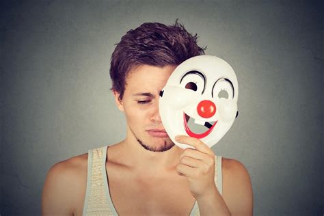 4 علامات تشير إليه تعرف على أسباب الاكتئاب المبتسم وطرق عل الكونسلتو