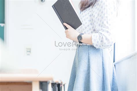여자 한 권의 책을 읽는 창 사진 무료 다운로드 Lovepik