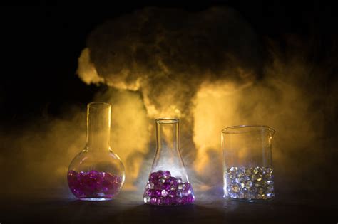 실험실에서 용액을 가진 유리 플라스크를 테스트합니다 과학 및 의학 배경 어두운 톤 배경에 실험실 테스트 튜브 과학 연구 장비 개념 개발에 대한 스톡 사진 및 기타 이미지