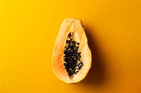 노란색 배경에 신선하고 맛있는 파파야와 녹색 라임 슬라이스 열대 과일 공간을 복사합니다 0명에 대한 스톡 사진 및 기타 이미지