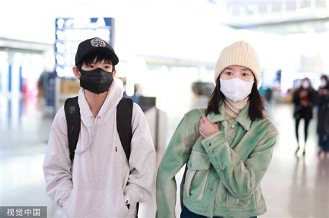 董洁罕见带儿子现身机场 顶顶双手插兜帅气十足 搜狐大视野 搜狐新闻